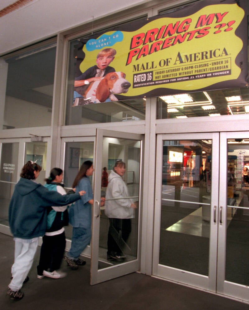 44 Mesmerizing Vintage Mall Photos From The 1980s And 1990s