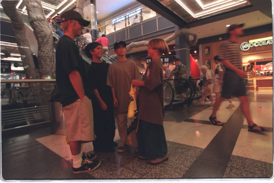 44 Mesmerizing Vintage Mall Photos From The 1980s And 1990s
