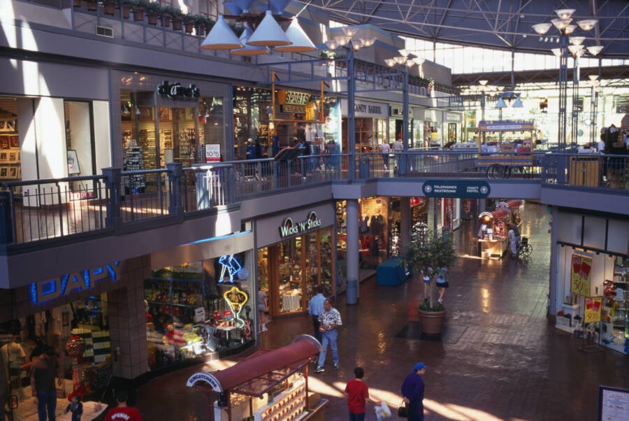 44 Mesmerizing Vintage Mall Photos From The 1980s And 1990s