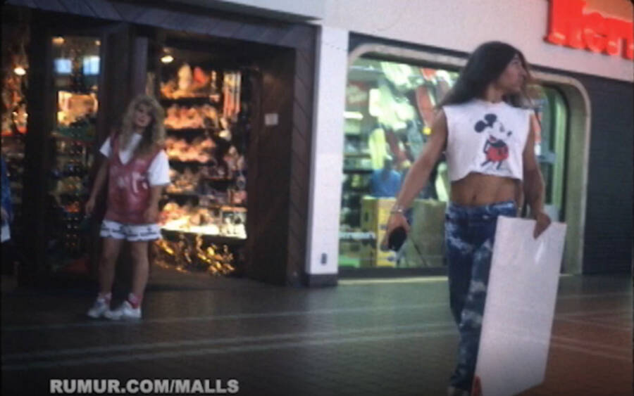 44 Mesmerizing Vintage Mall Photos From The 1980s And 1990s