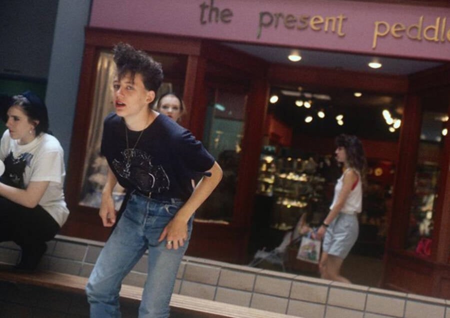 44 Mesmerizing Vintage Mall Photos From The 1980s And 1990s