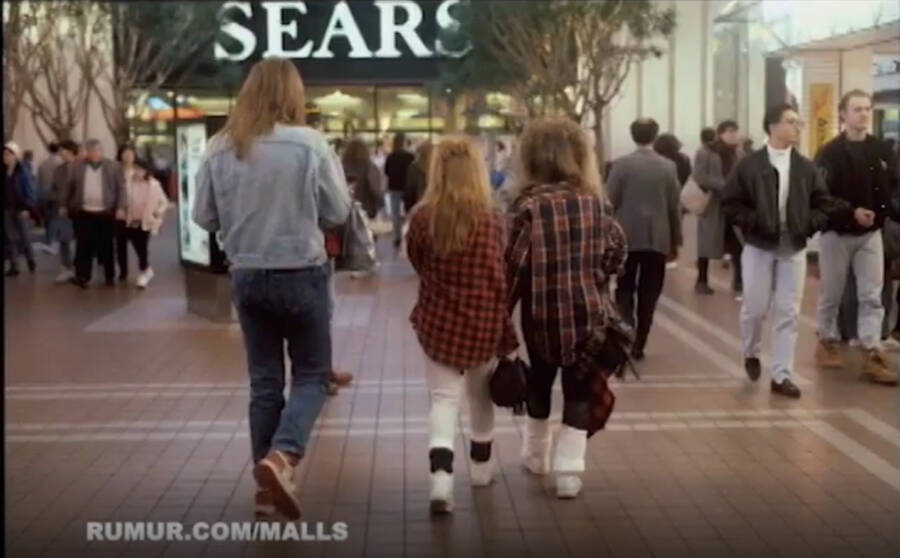 44 Mesmerizing Vintage Mall Photos From The 1980s And 1990s