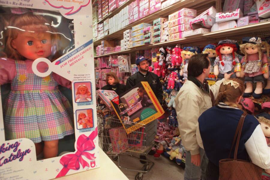 44 Mesmerizing Vintage Mall Photos From The 1980s And 1990s