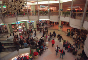 44 Mesmerizing Vintage Mall Photos From The 1980s And 1990s