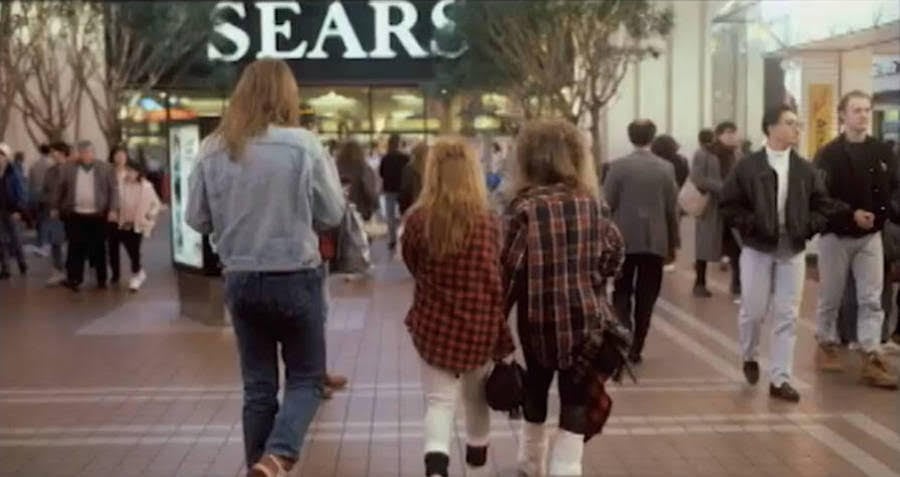 44 Mesmerizing Vintage Mall Photos From The 1980s And 1990s