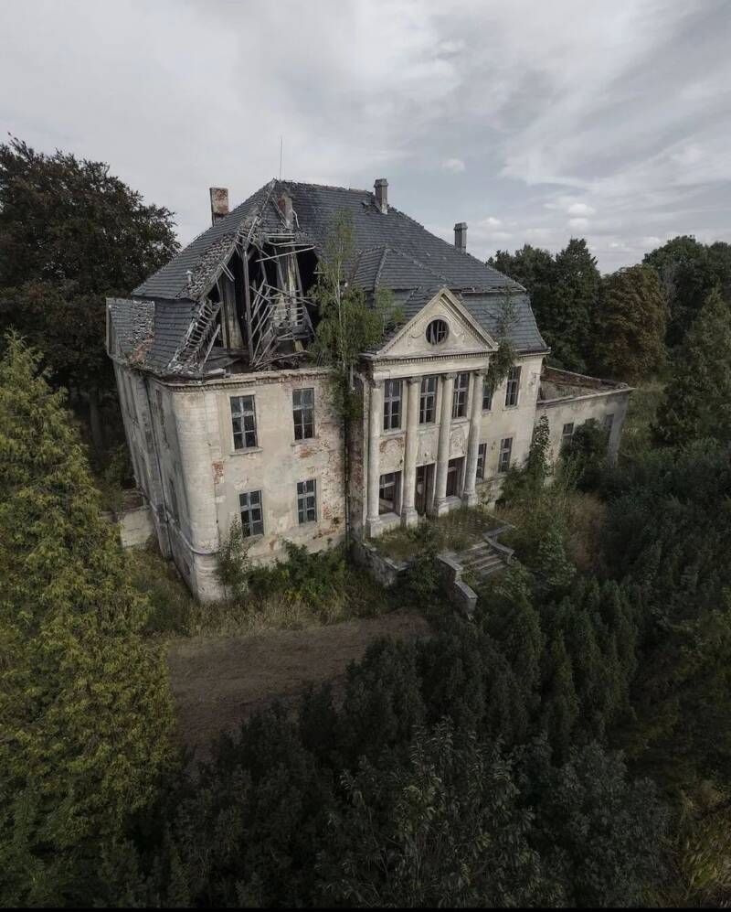 44 Eerie Abandoned Houses From Around The World