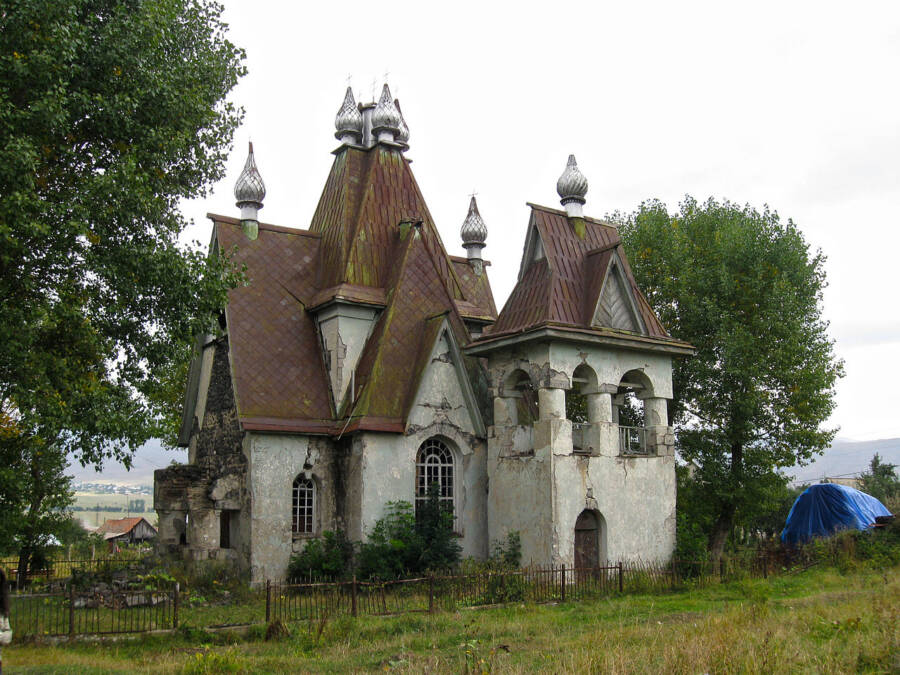 44 Eerie Abandoned Houses From Around The World