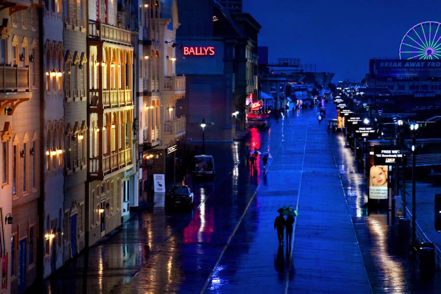 33 Photos That Capture Atlantic City's Dramatic Rise And Fall
