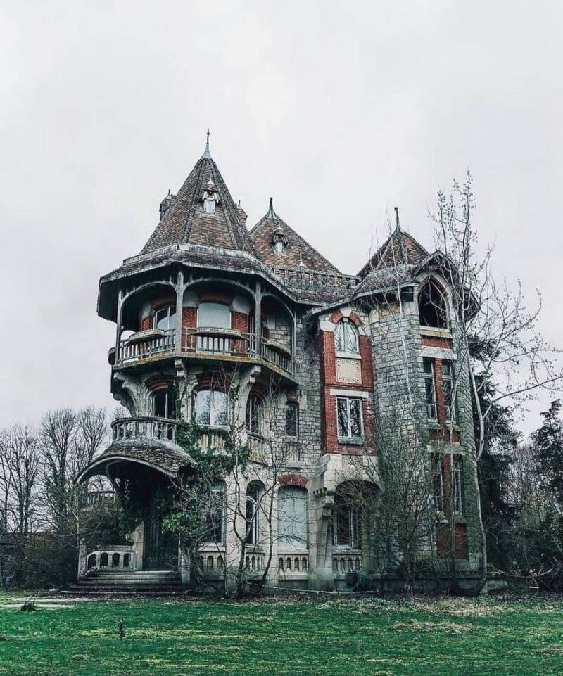 44 Eerie Abandoned Houses From Around The World
