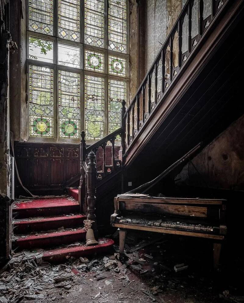 44 Eerie Abandoned Houses From Around The World