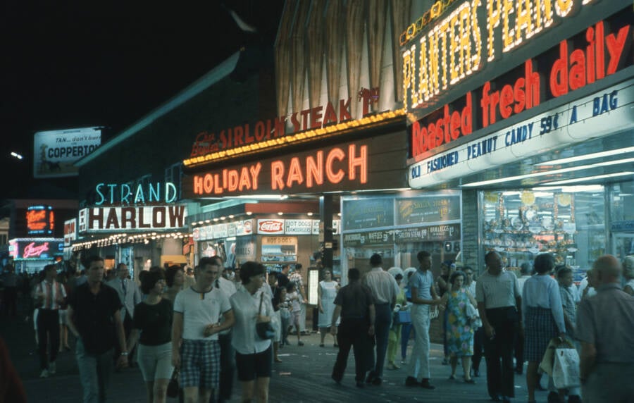 33 Photos That Capture Atlantic City's Dramatic Rise And Fall