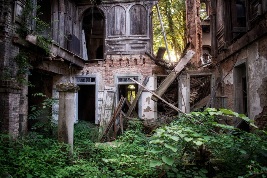 44 Eerie Abandoned Houses From Around The World