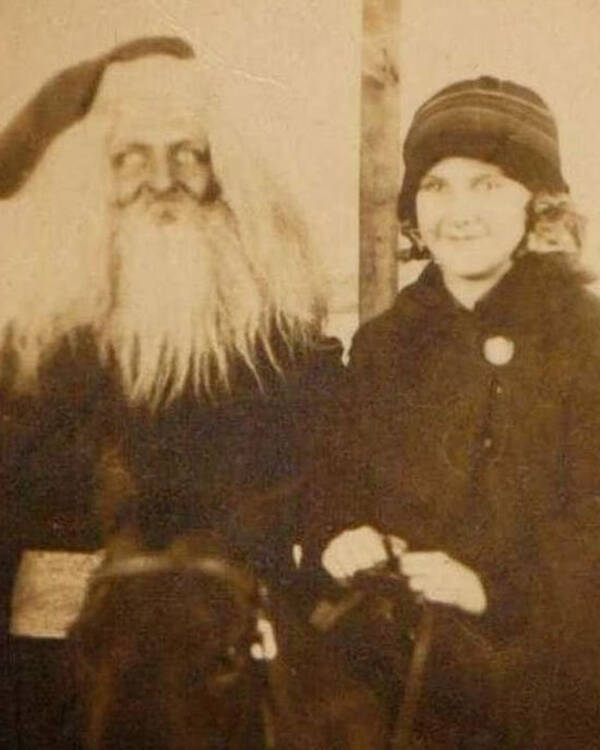 44 Creepy Mall Santas That Likely Left Kids Traumatized