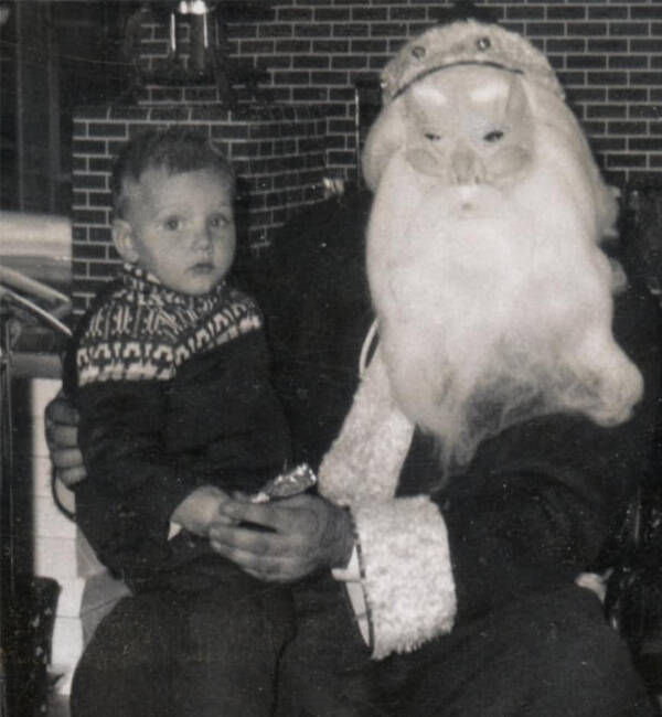 44 Creepy Mall Santas That Likely Left Kids Traumatized