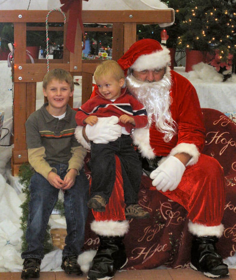 44 Creepy Mall Santas That Likely Left Kids Traumatized