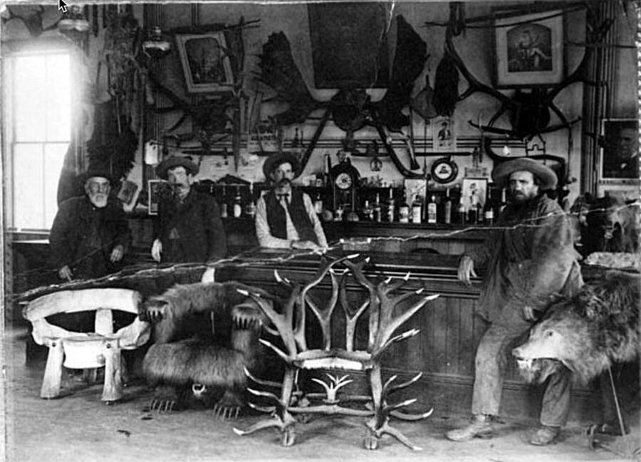 33 Historic Photos Of Wild West Saloons On The American Frontier