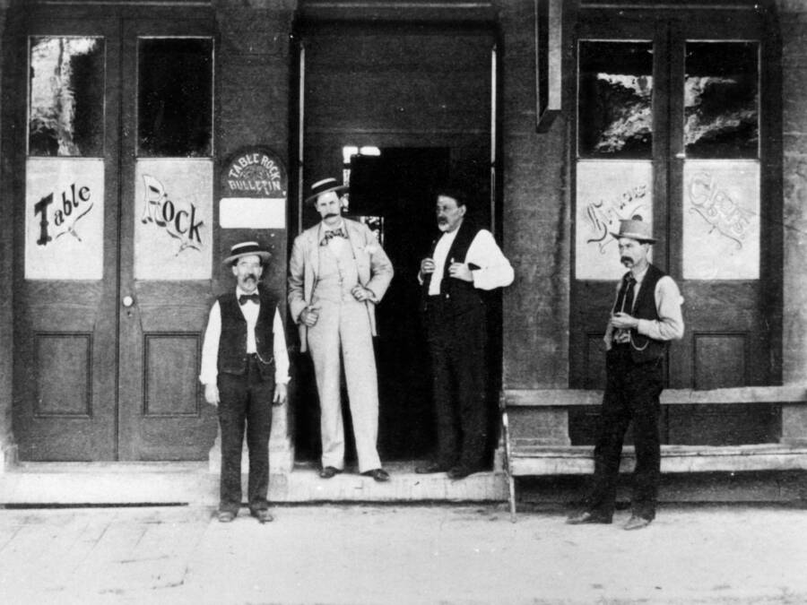 33 Historic Photos Of Wild West Saloons On The American Frontier