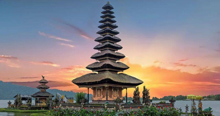 29 Awe-Inspiring Photos Of Holy Places Around The World