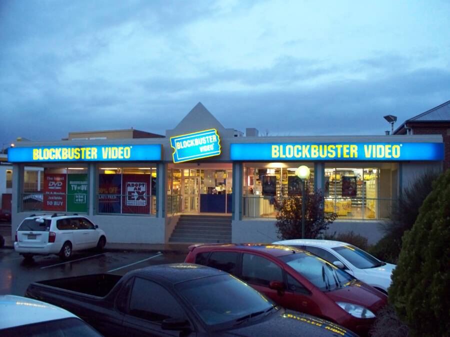 23 Vintage Blockbuster Photos From The Heyday Of Video Rentals