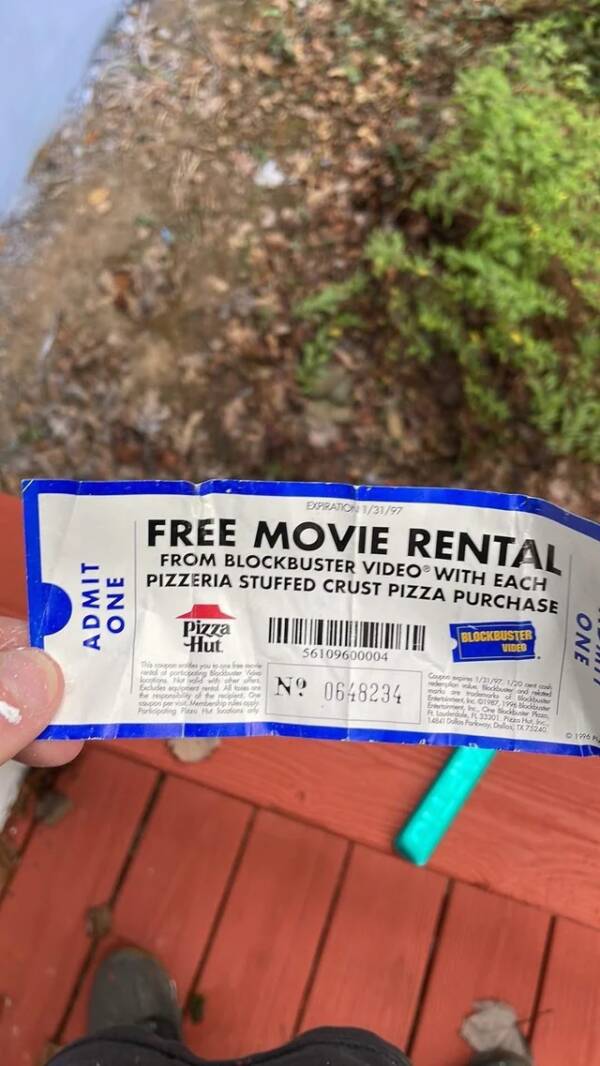 23 Vintage Blockbuster Photos From The Heyday Of Video Rentals