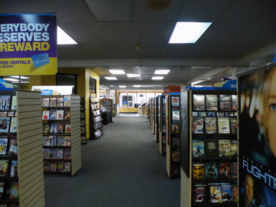 23 Vintage Blockbuster Photos From The Heyday Of Video Rentals