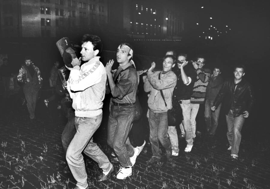 55 Photos That Capture The Collapse Of The Soviet Union