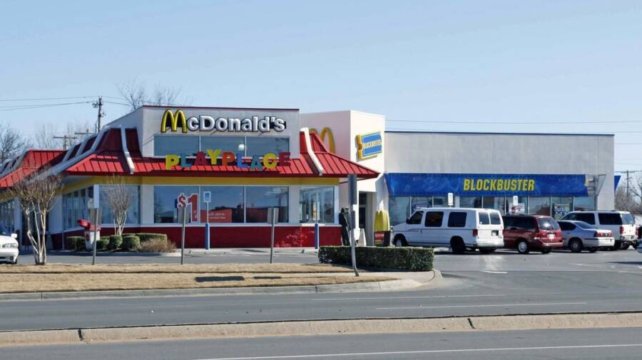 23 Vintage Blockbuster Photos From The Heyday Of Video Rentals