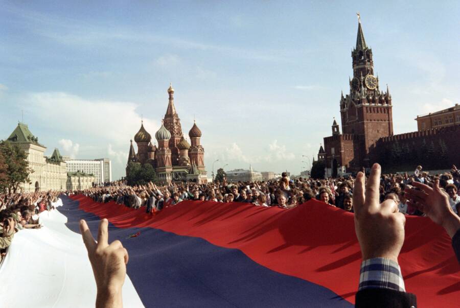 55 Photos That Capture The Collapse Of The Soviet Union