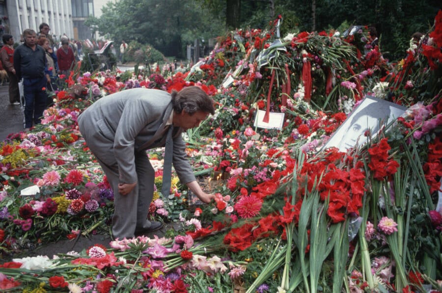 55 Photos That Capture The Collapse Of The Soviet Union