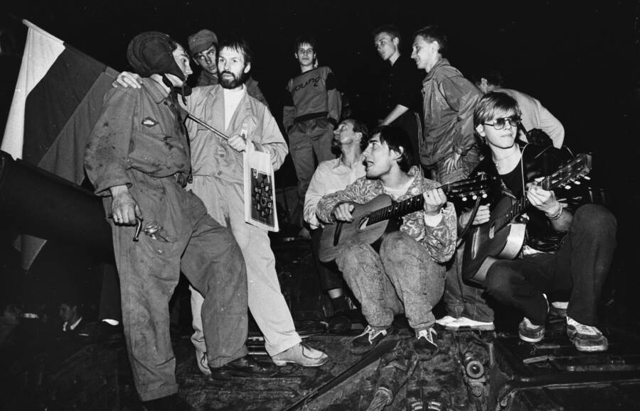 55 Photos That Capture The Collapse Of The Soviet Union