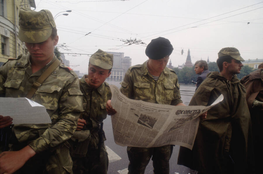 55 Photos That Capture The Collapse Of The Soviet Union