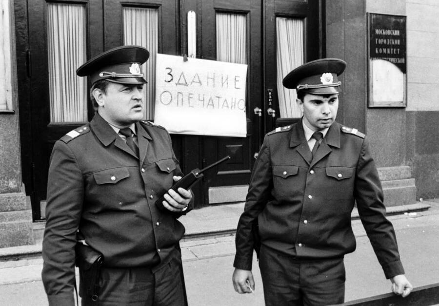55 Photos That Capture The Collapse Of The Soviet Union