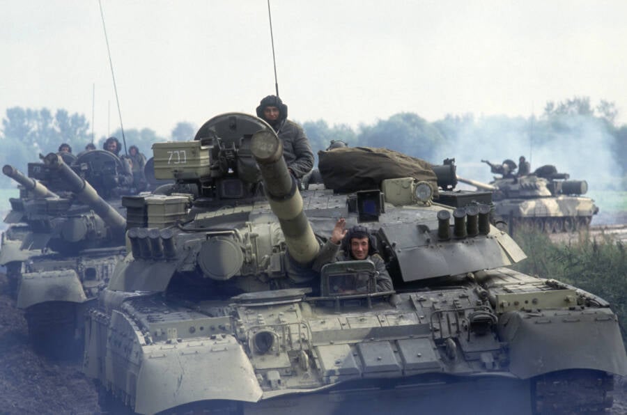 55 Photos That Capture The Collapse Of The Soviet Union