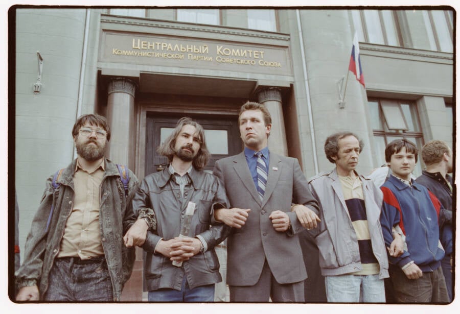 55 Photos That Capture The Collapse Of The Soviet Union