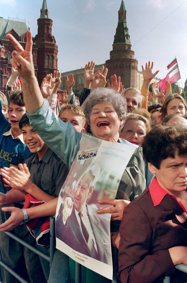 55 Photos That Capture The Collapse Of The Soviet Union