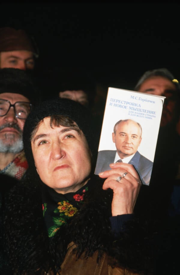 55 Photos That Capture The Collapse Of The Soviet Union