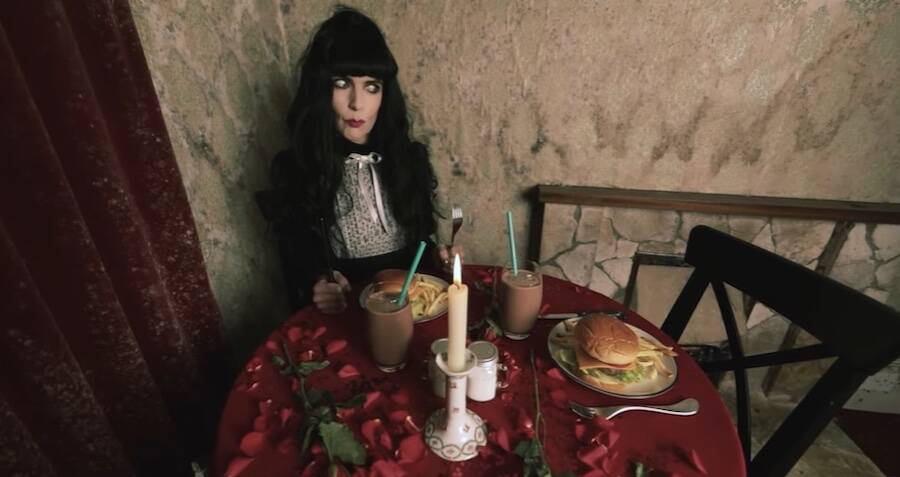 English Singer Divorces Ghost Of A Victorian Soldier She 'Married'