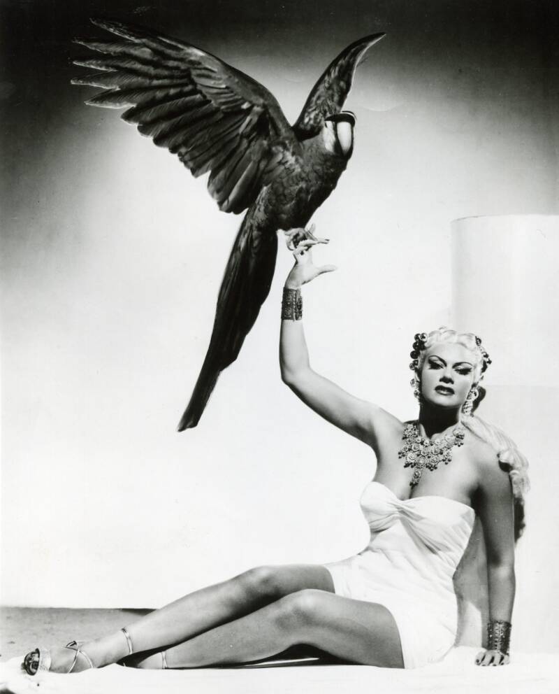 33 Photos Of Burlesque Dancers From The Height Of The Era