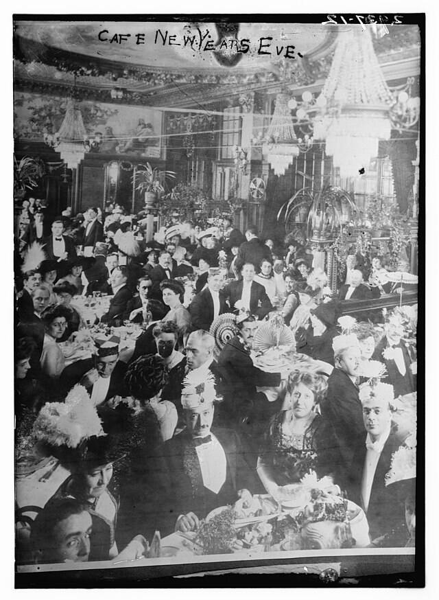 43 Vintage Photos Of New Year's Celebrations From Decades Past