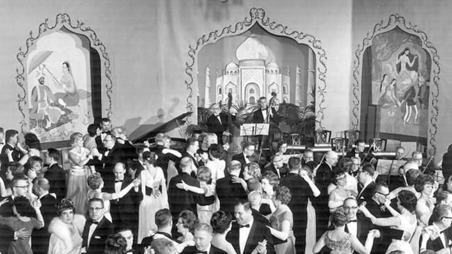 43 Vintage Photos Of New Year's Celebrations From Decades Past