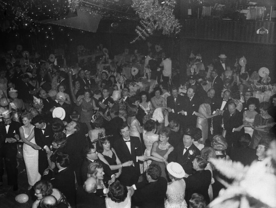 43 Vintage Photos Of New Year's Celebrations From Decades Past