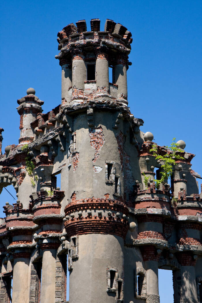 Explore New York's Bannerman Castle In 28 Photos