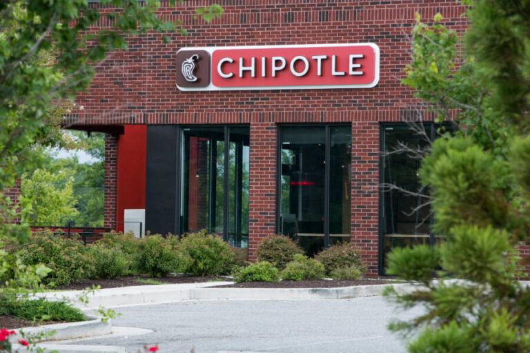 Woman Must Find Fast Food Job After Assaulting Chipotle Worker