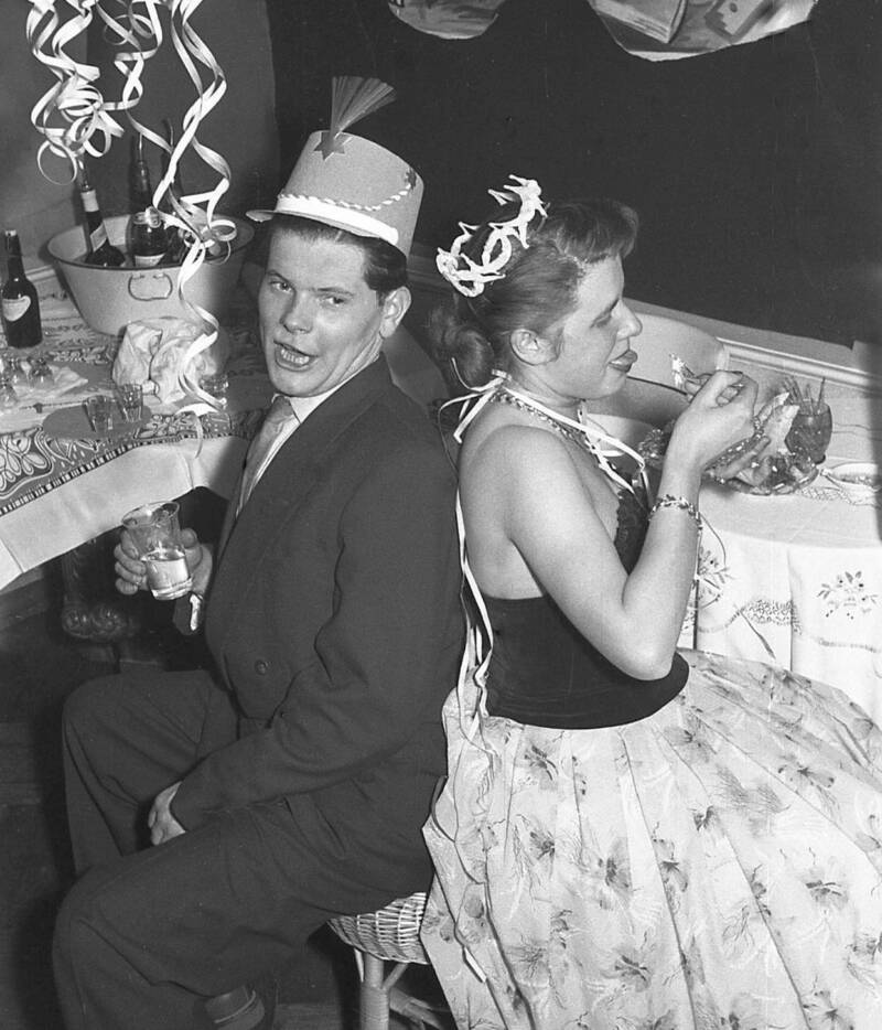 43 Vintage Photos Of New Year's Celebrations From Decades Past