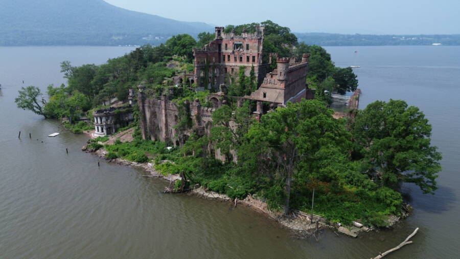 Explore New York's Bannerman Castle In 28 Photos