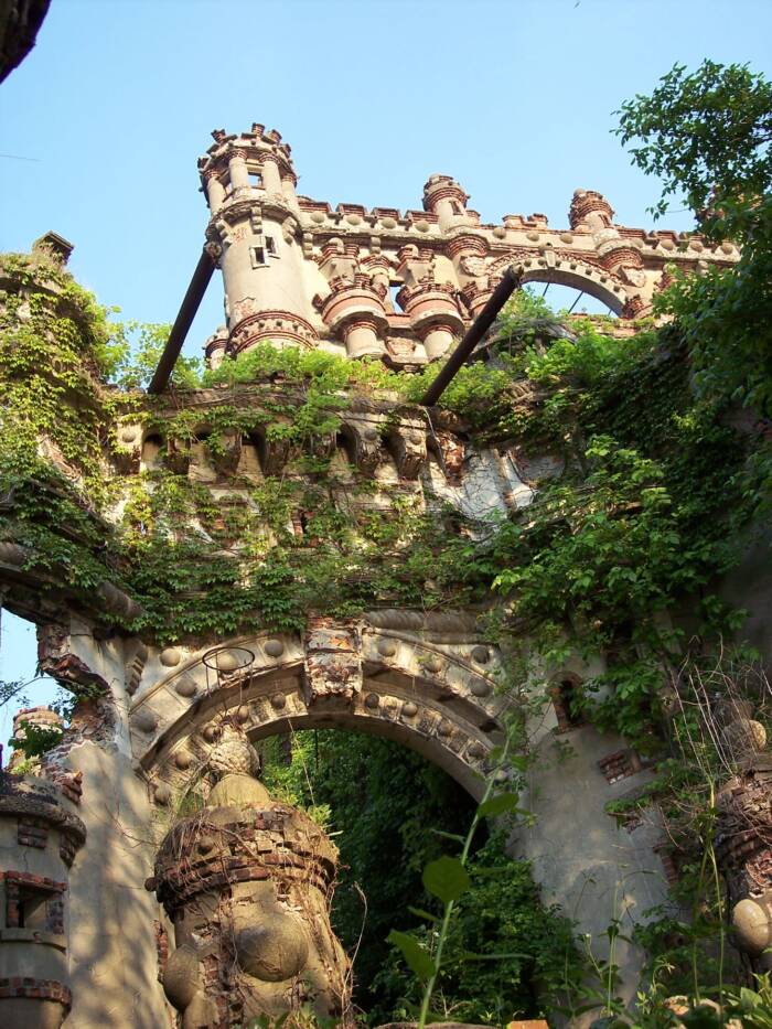 Explore New York's Bannerman Castle In 28 Photos
