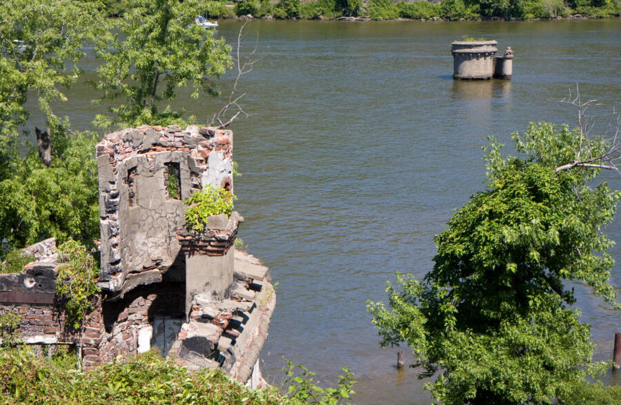 Explore New York's Bannerman Castle In 28 Photos