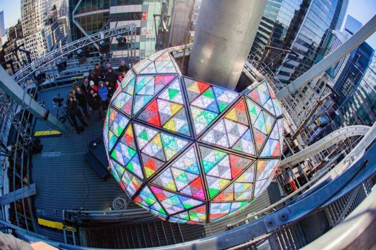 43 Vintage Photos Of New Year's Celebrations From Decades Past