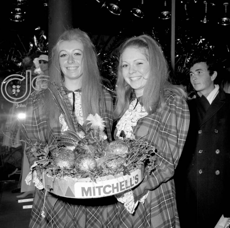 43 Vintage Photos Of New Year's Celebrations From Decades Past