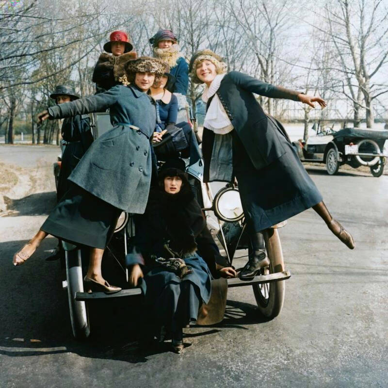 77 Colorized Photos Of The 1920s That Capture The Jazz Age